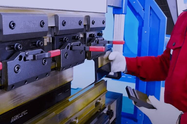 Utilisation de la presse plieuse : Guide complet - ADH Machine Tool